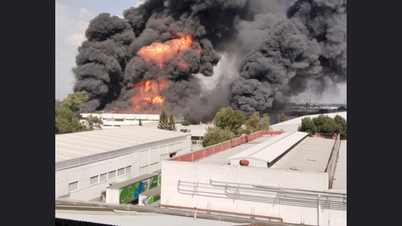 Se registra fuerte incendio en fábrica de plásticos en Ecatepec ... Se registra fuerte incendio en fábrica de plásticos en Ecatepec ...